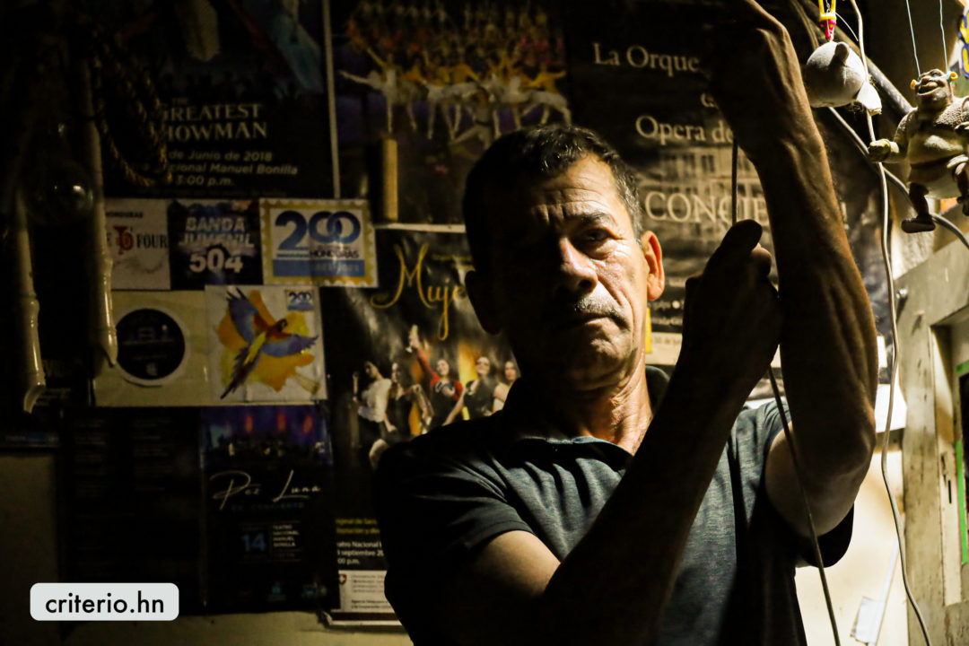 Manuelito: 32 años abriendo el telón de la escena nacional